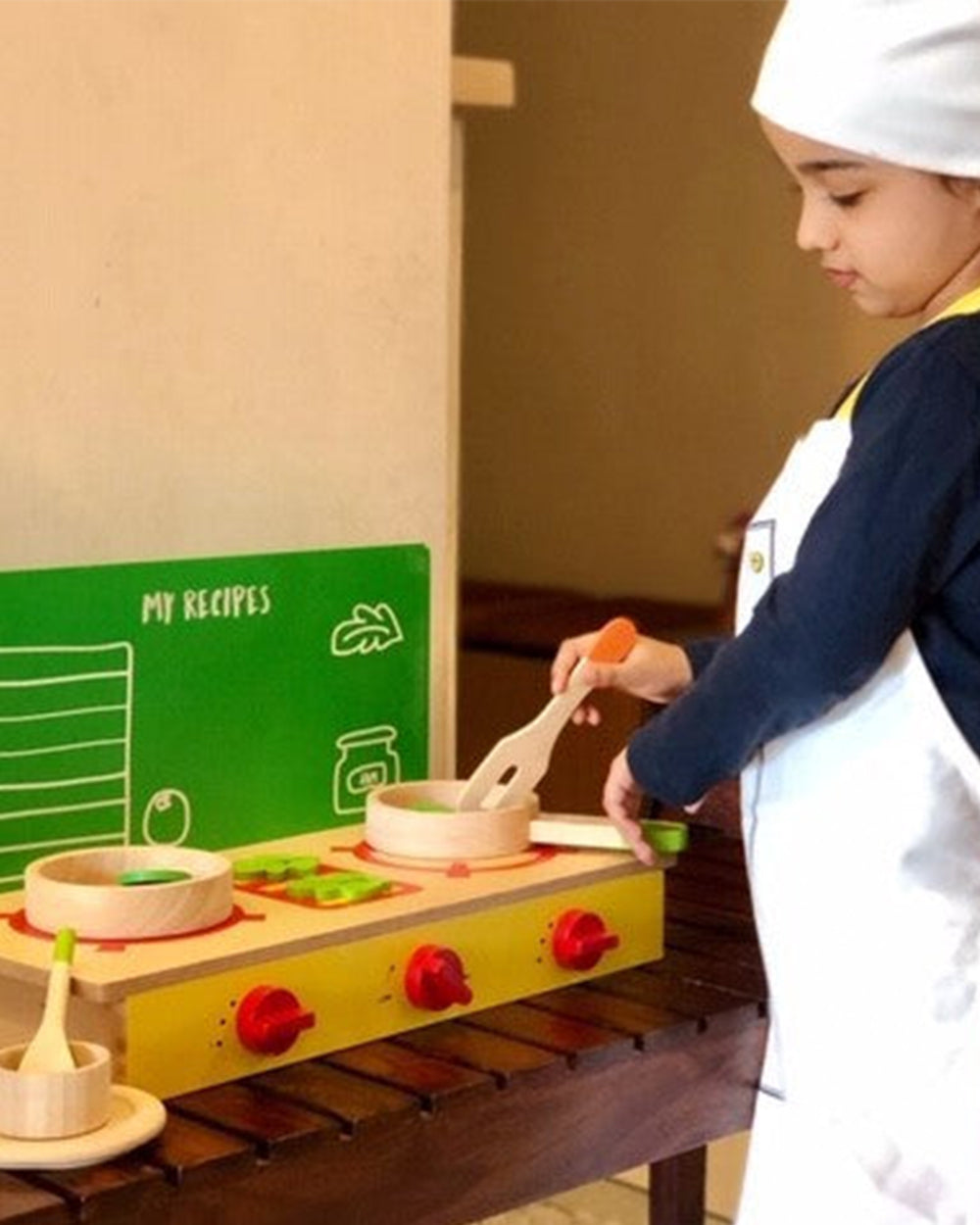 Shumee Wooden Lil Chef Cooking Set, Apron & Cooktop-Pretend & Play Toy ...